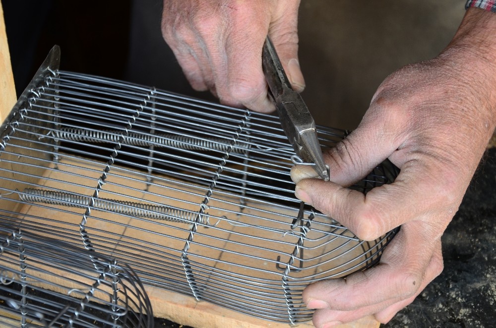 Fare kapanı, elek, kalbur ve mısır pişirme tavası yaparak mesleğini ...